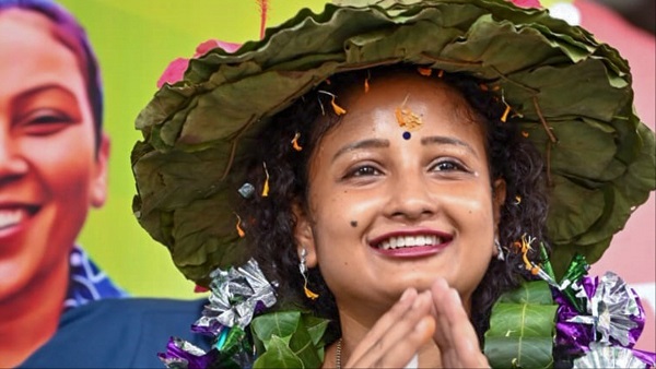 हेमंत सोरेन या कल्पना सोरेन? पति-पत्नी में से कौन है ज्यादा अमीर? जानें ...