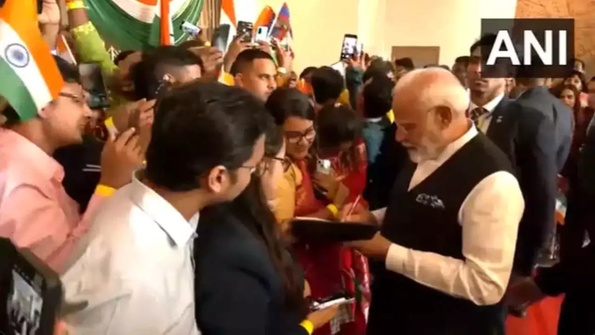 PM Modi in Laos: लाओस पहुंचे प्रधानमंत्री मोदी, हाथों में तिरंगा थामे भारतीयों ने इस अंदाज में ...