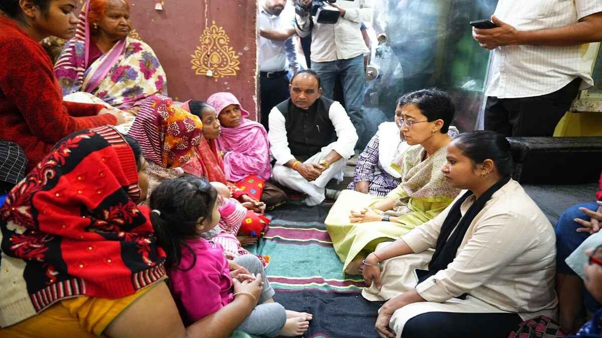 सुंदर नगरी हत्याकांड के पीड़ित परिवार को सांत्वना देने पहुंचीं सीएम ...