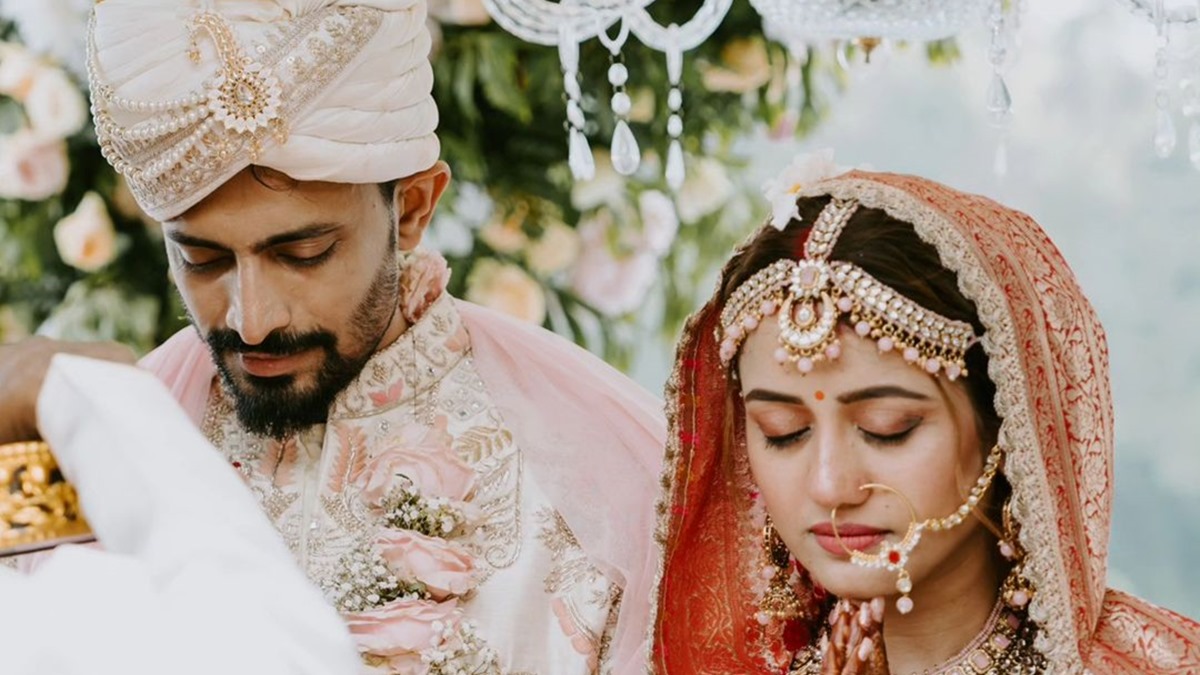 शादी के बंधन में बंधी Elina Samantray, बॉयफ्रेंड संग बाली में लिए सात ...