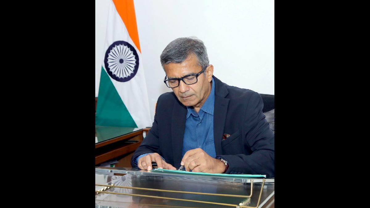 Rajesh Kumar Singh: कौन हैं IAS अधिकारी राजेश कुमार सिंह, जिन्होंने संभाला रक्षा सचिव का पदभार ...