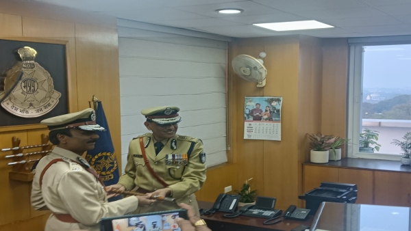 MP News: भोपाल में डीजीपी सुधीर सक्सेना की विदाई परेड: DCP बेटी ने बतौर कमांडर दी सलामी ...