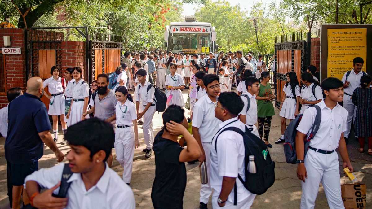 DPS सहित दिल्ली के कई स्कूलों को मिली बम से उड़ाने की धमकी, आनन-फानन ...