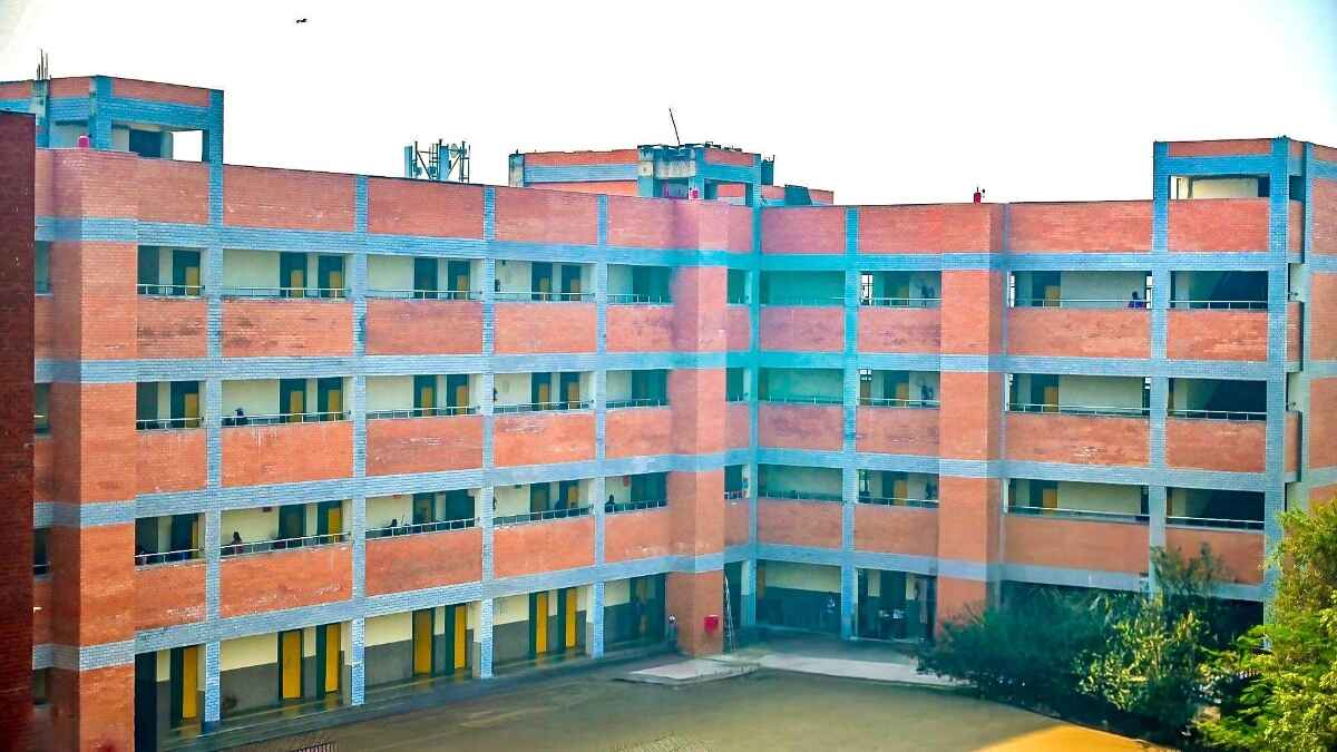 CM आतिशी ने मुकुंदपुर में वर्ल्ड क्लास स्कूल का किया उद्घाटन | CM ...