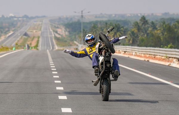 Who is Manish Rathi: मनीष राठी ने बिना हाथ लगाए 2,349 मीटर बाइक चलाकर ...