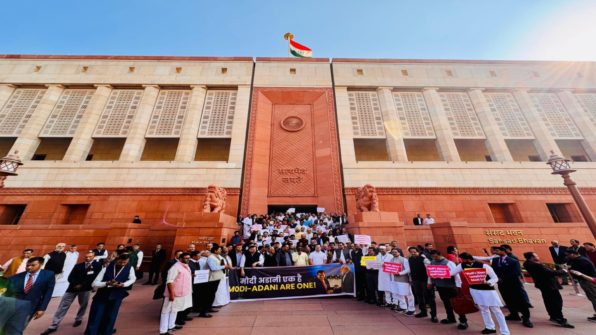 संसद परिसर में India Block का प्रदर्शन, अडानी समूह की जांच के लिए ...