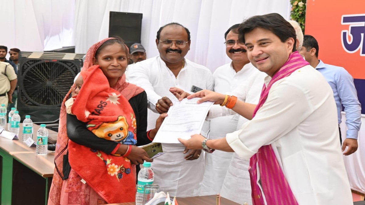 MP News: गुना सांसद ज्योतिरादित्य सिंधिया का जनसुनवाई शिविर, जनता के ...