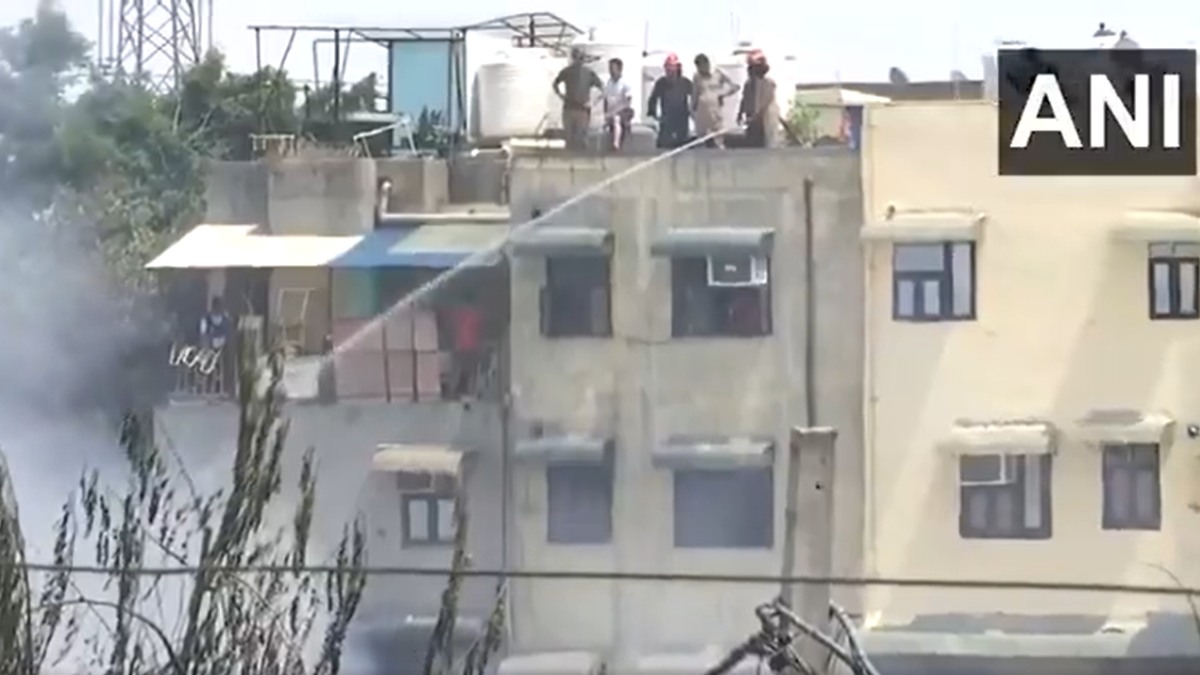 Delhi Fire: दिल्ली के रोहिणी में झुग्गियों में भीषण आग, 400 झुग्गियां जलकर खाक, दो लोगों की ...