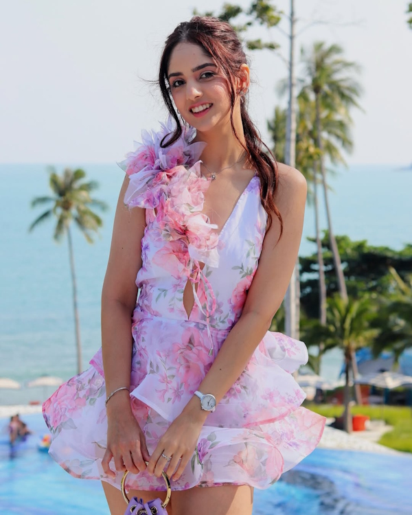 JEE Topper Success Story: करोड़ों की जॉब छोड़ टीचर बनीं Dhairya Sandhyana, खूबसूरती में एक् ...