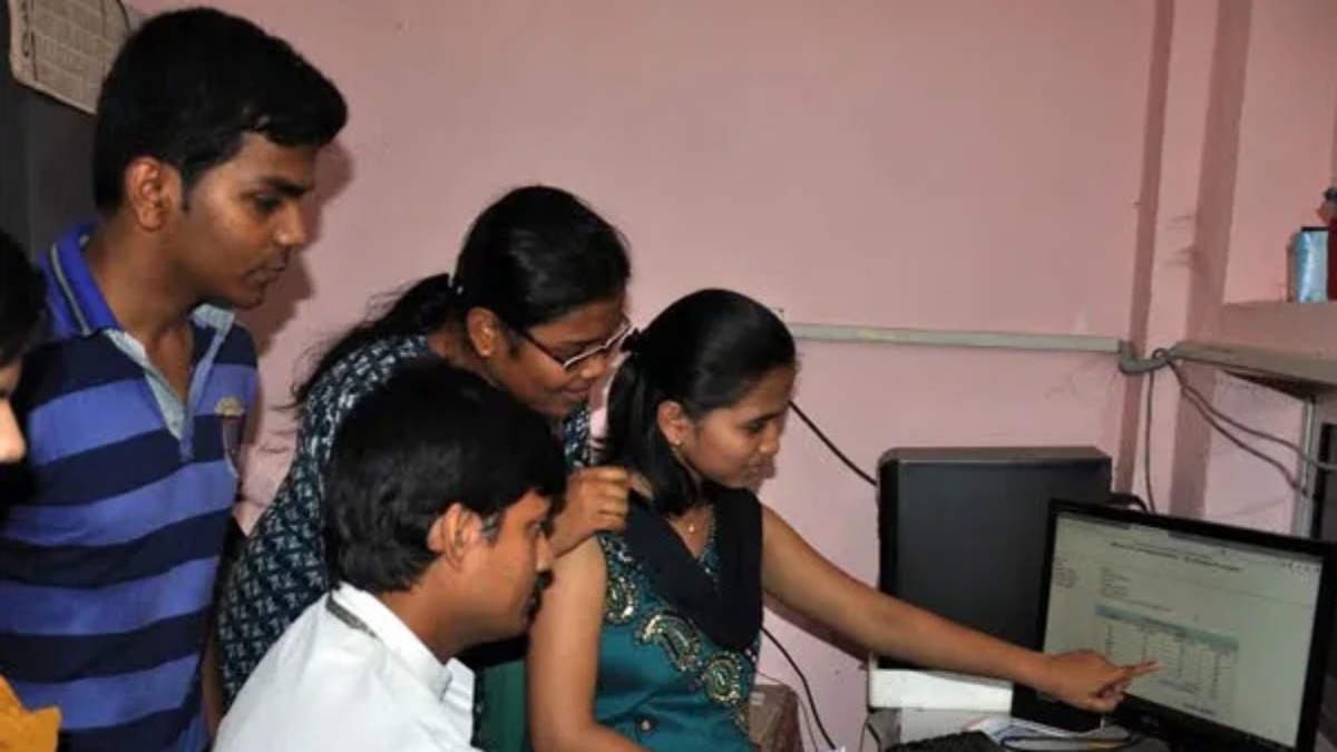 UP Board Toppers Prize 2025: जानें स्टेट और जिला टॉपर्स को कितनी मिलेगी ...