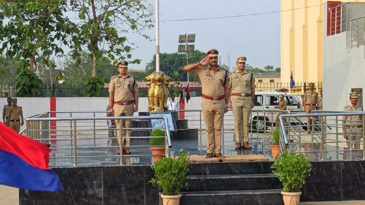 Gorakhpur Police: DIG गोरखपुर ने ली 'रैतिक परेड' की सलामी, किया ...