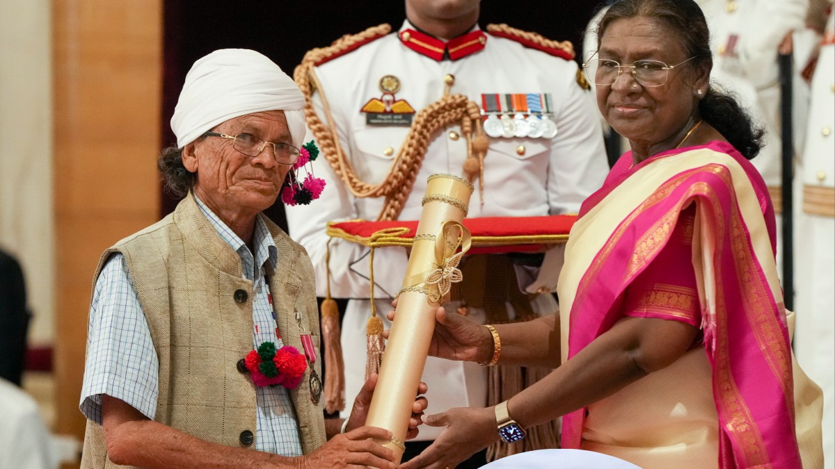 पंडी राम मंडावी की 'बांसुरी मैन से पद्मश्री' तक की पूरी कहानी, कैंब्रिज ...