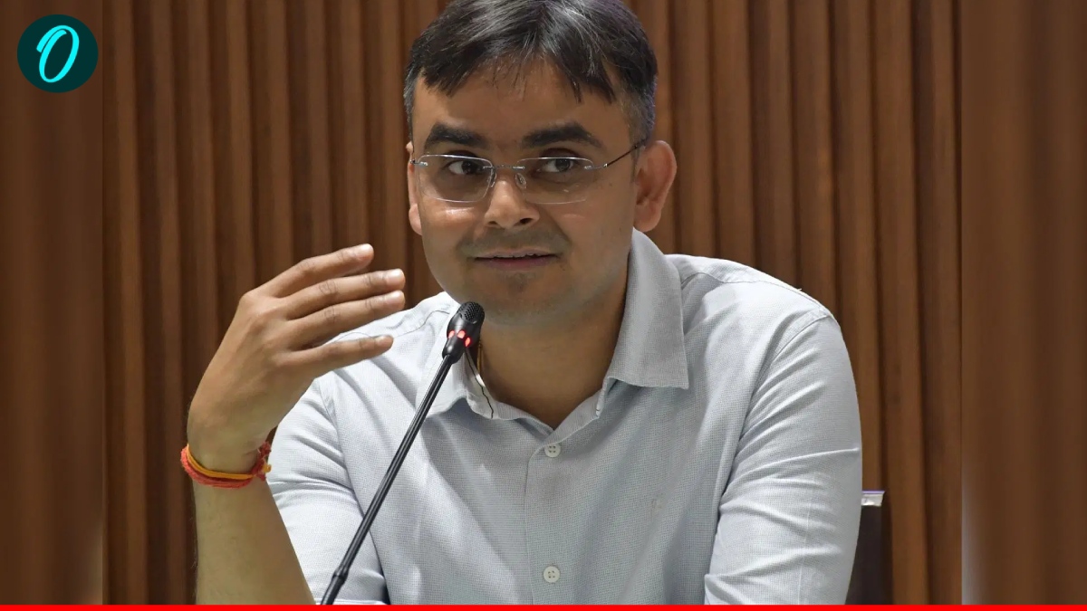 Varanasi News: योजनाओं की सुस्ती पर डीएम ने अफसरों को लगाई फटकार, सुधार ...