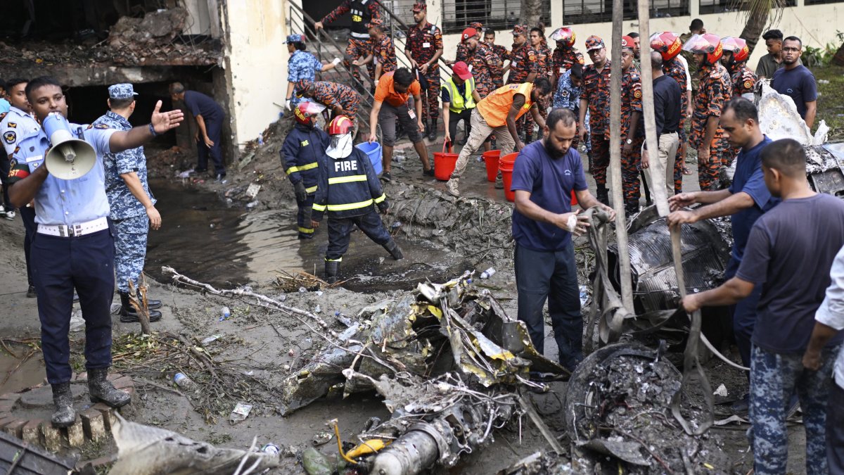 Dhaka F-7 Jet Crash: 'जले चेहरे-चारों ओर बिखरी लाशें, बैग में ठूंसी गईं ...