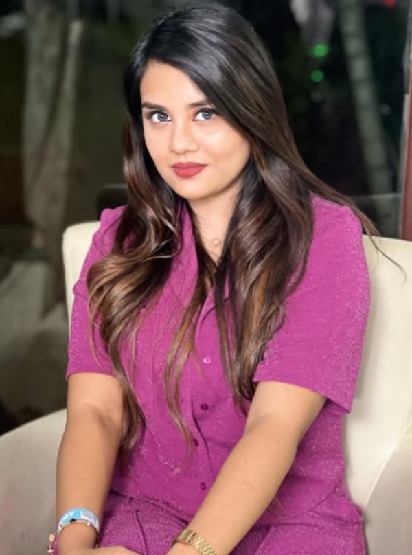 Jasmin Jaffar कौन हैं? श्रीकृष्ण मंदिर के तालाब में पैर धोने के Video ...