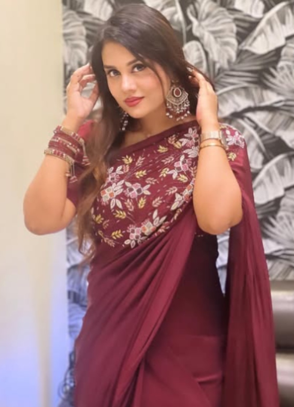 Jasmin Jaffar कौन हैं? श्रीकृष्ण मंदिर के तालाब में पैर धोने के Video ...