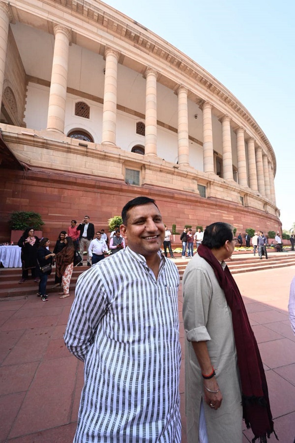 कौन हैं संजय यादव? जिसकी वजह से लालू परिवार में हो रहे खुलेआम झगड़े ...