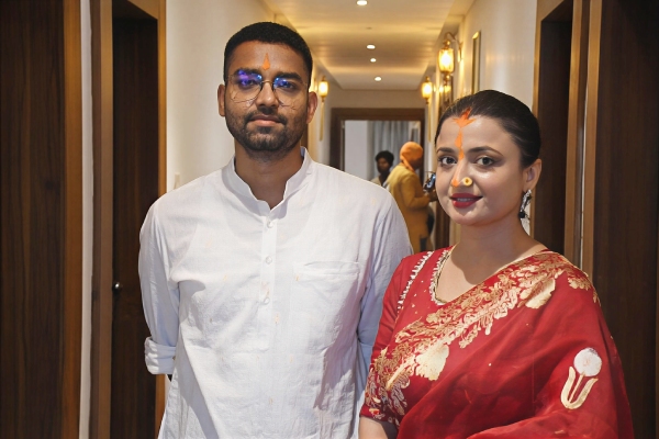 Love Story: नीतीश कैबिनेट में जैकपॉट वाले Deepak Prakash की पत्नी कौन? खूबसूरती में ऐश्वर्या भी ...