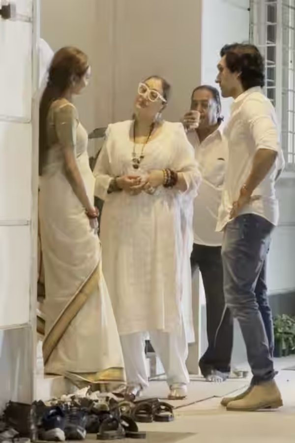 Dharmendra Prayer Meet: देओल परिवार और हेमा मालिनी ने क्‍या अलग-अलग शोक-सभा आयोजित की? क्‍या है ...