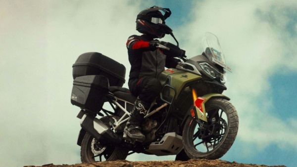 TVS Apache RTX 300 की डिलीवरी शुरू! बाइकर्स इसे देखकर क्यों हो रहे पागल ...