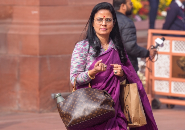 MP Report Card: ममता की Mahua Moitra का सांसदी में क्या स्कोर? आंकड़े ...