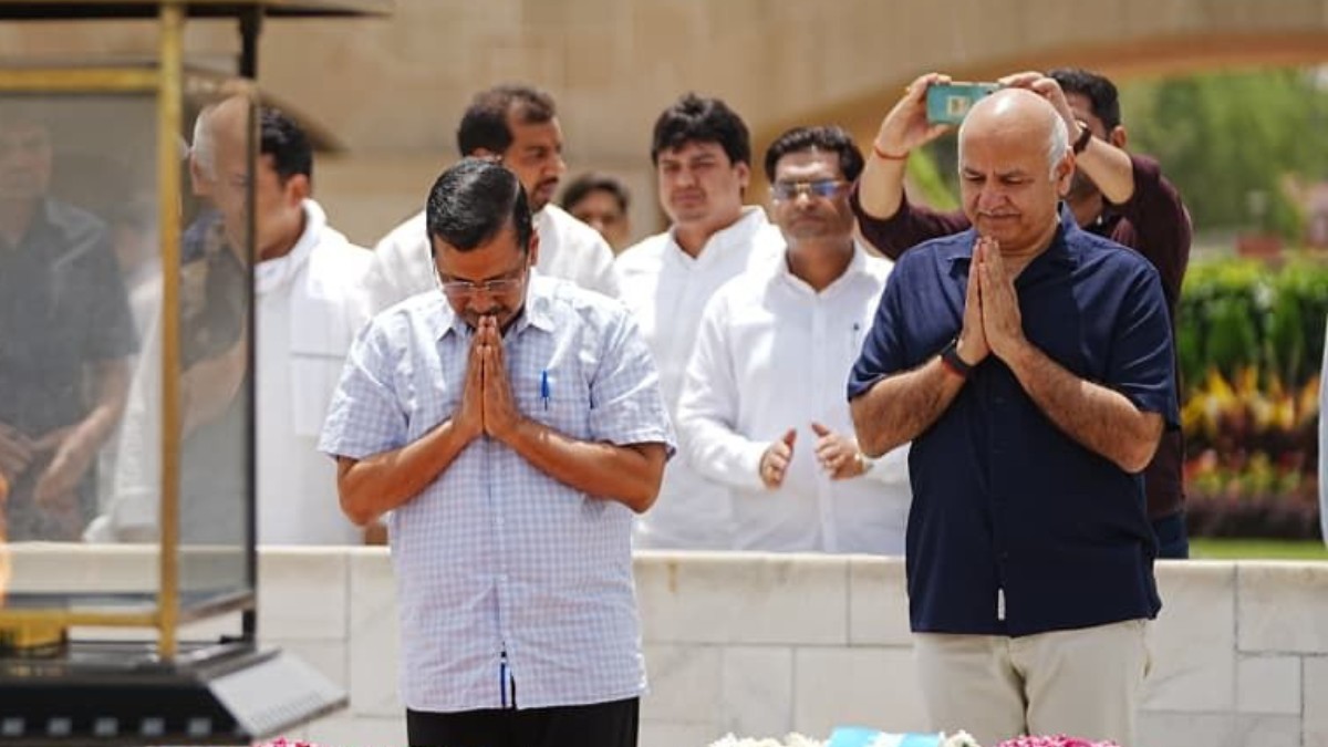 अरविंद केजरीवाल और मनीष सिसोदिया ने राजघाट पर गांधी जी को दी ...