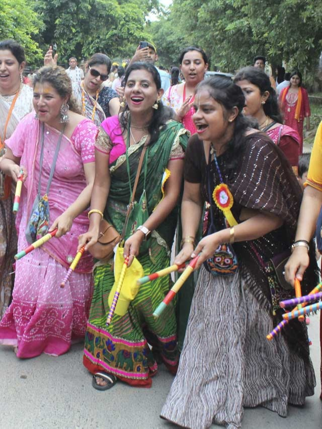 Garba and Dandiya in Gujarat during Navratri