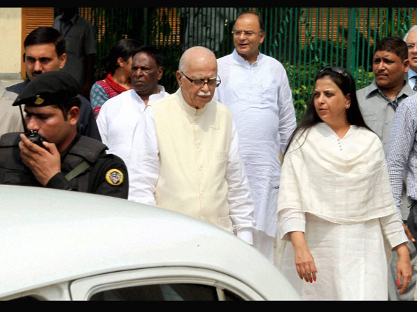 Arun Nehru cremated, Sonia's grandson performs final rites - Oneindia News