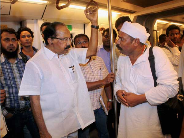 Moily rides the metro to conserve energy (pics) - Oneindia News