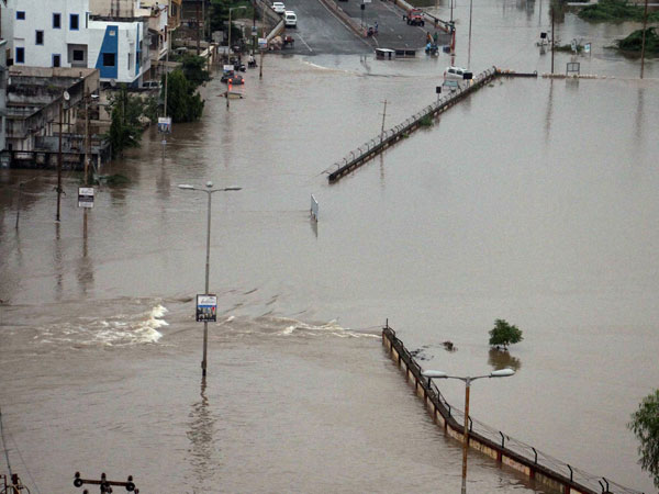 More than 12,000 relocated as flood hits Vadodara city - Oneindia News