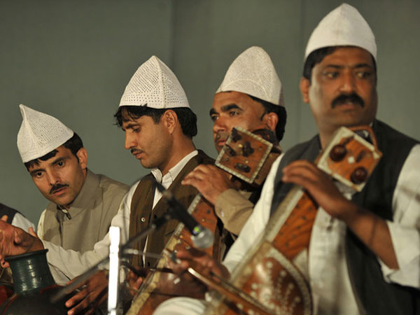 Kashmiri melodies at Delhi concert for J-K flood victims - Oneindia News