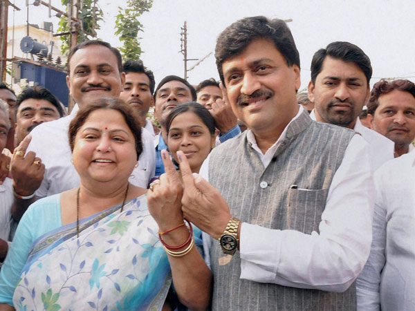 In pics: Maharashtra, Haryana go to polls - Oneindia News