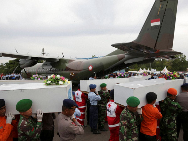 Missing AirAsia's tail discovered in Java Sea - Oneindia News