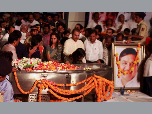 Maha dedicates bus cleanliness drive to R R Patil - Oneindia News