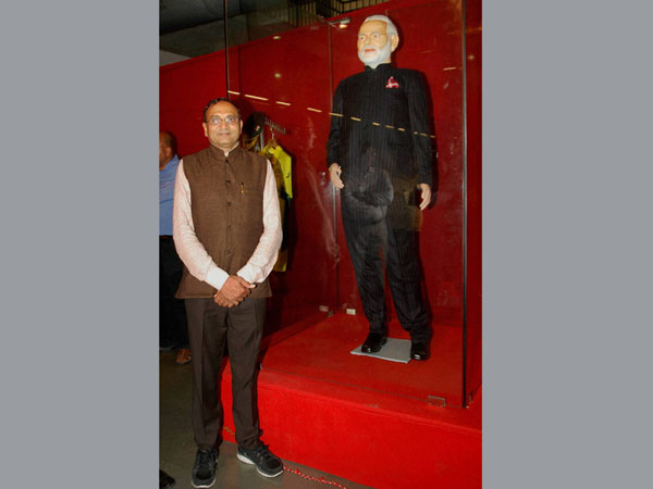 PM Modi's monogrammed suit auctioned for Rs 4.31 crore - Oneindia News