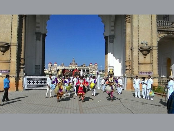 Mysuru: Wadiyars adopt its heir Yaduveer Raj Urs in a royal way ...