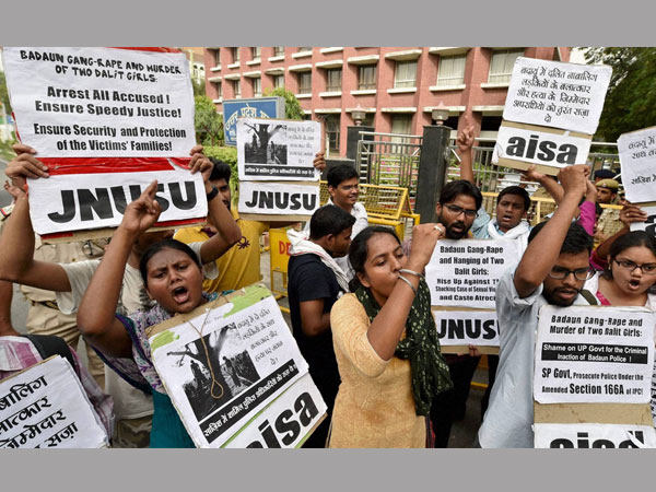 New posters appear in JNU - Oneindia News