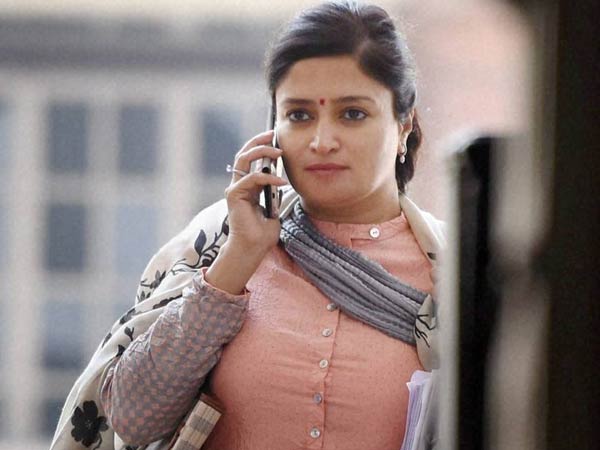 BJP MP injured after falling in drain; flown to Mumbai - Oneindia News