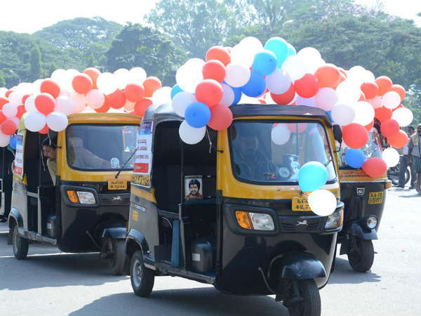 Auto strike in Delhi, commuters hit hard - Oneindia News