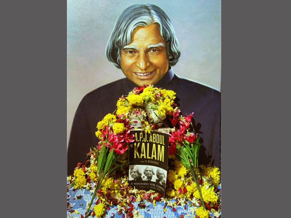 1 crore saplings to be planted on Kalam death anniversary - Oneindia News