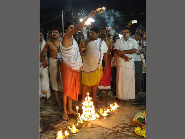 Krishna Pushkaram commences with traditional fervour in AP - Oneindia News
