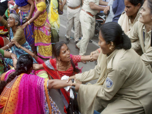In Pics: Protest by Dalits in Gujarat - Oneindia News