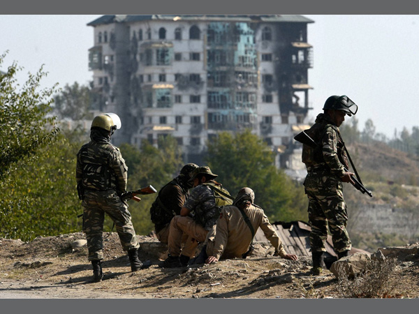 J&K: 3 day Pampore encounter ends, 2 militants killed - Oneindia News