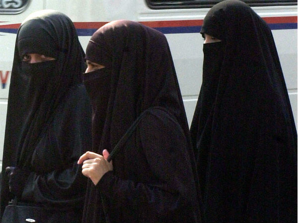 Muslim woman refuses to accept triple talaq notice by husband - Oneindia News