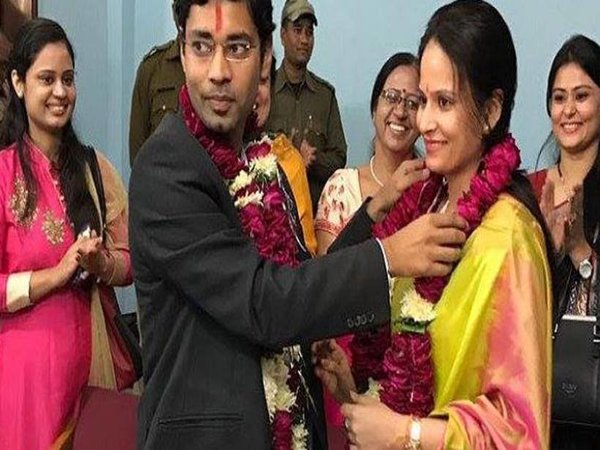 IAS couple sets an example, spend Rs 500 on marriage - Oneindia News