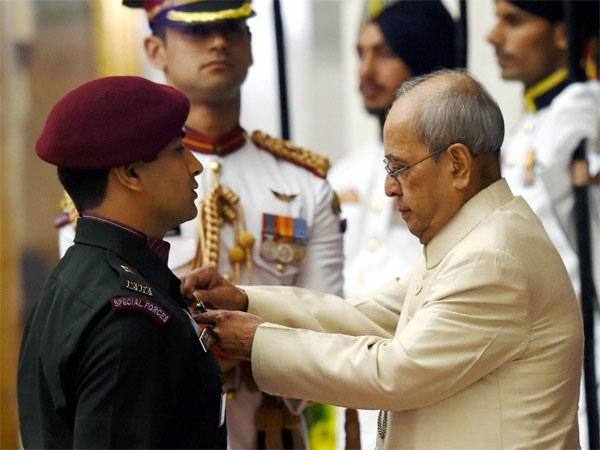 President presents bravery awards to surgical strike heroes - Oneindia News
