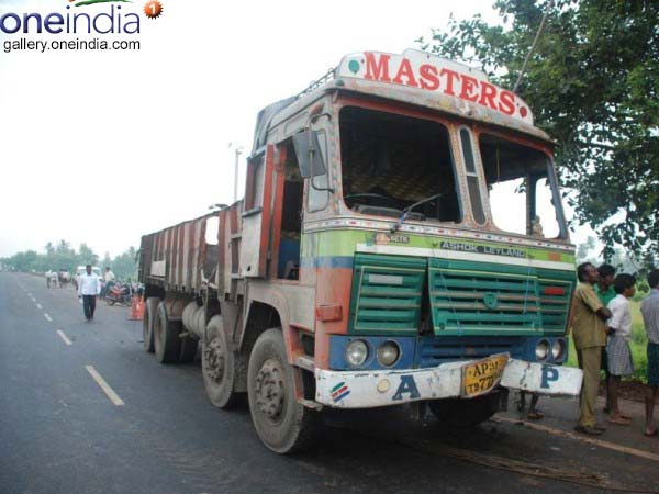 Andhra: 20 dead as Tirupati-bound lorry rams into shop - Oneindia News