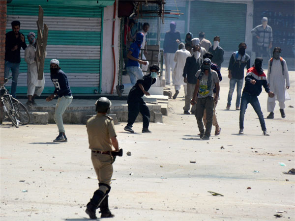 Eid marred by pelting, teargas in Kashmir; Protesters and police clash ...