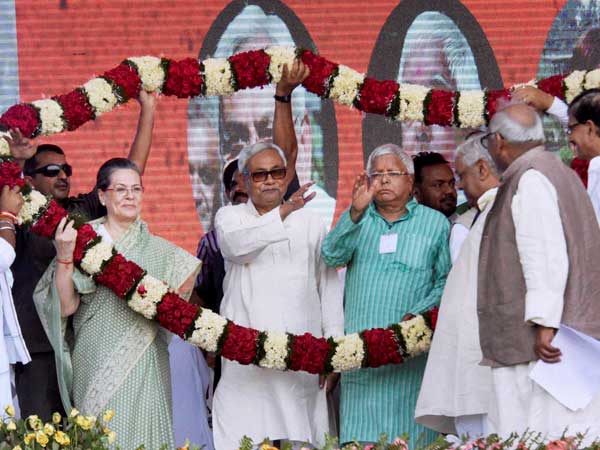 Sonia Gandhi speaks to Nitish, Lalu; tries to save 'Mahagathbandhan ...
