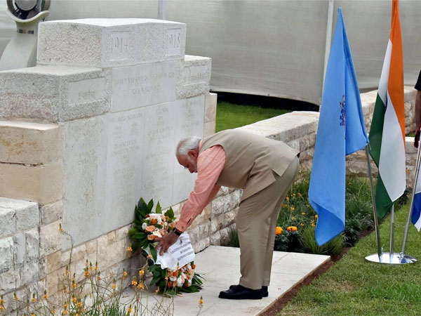 Modi, Israeli PM lay wreaths at Haifa Indian Cemetery - Oneindia News